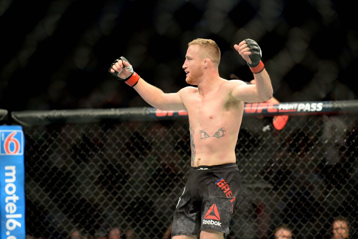 Justin Gaetjhe faz luta épica e é o novo campeão interino do UFC