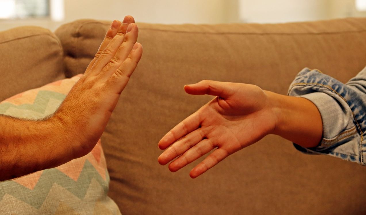 Cumprimentos devem ser evitados pra não transmitir coronavírus