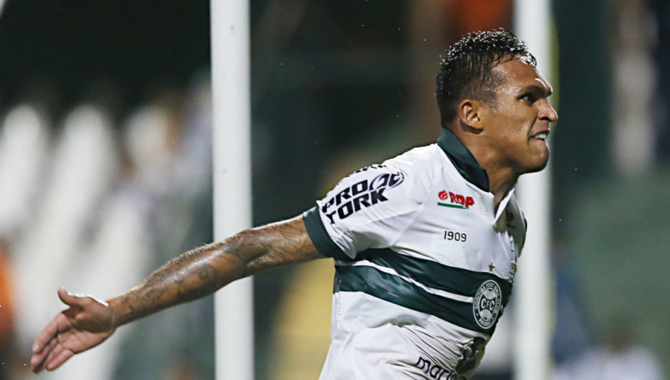Fora dos 'holofotes' Robson vive fase de artilheiro no Coritiba