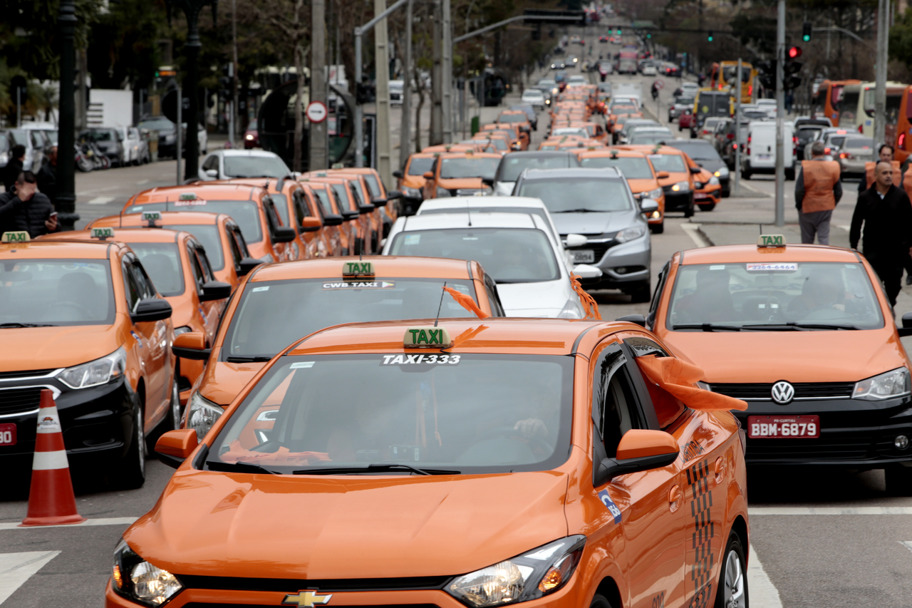 Curitiba vai aumentar frota de táxis adaptados; hoje são apenas 11 veículos