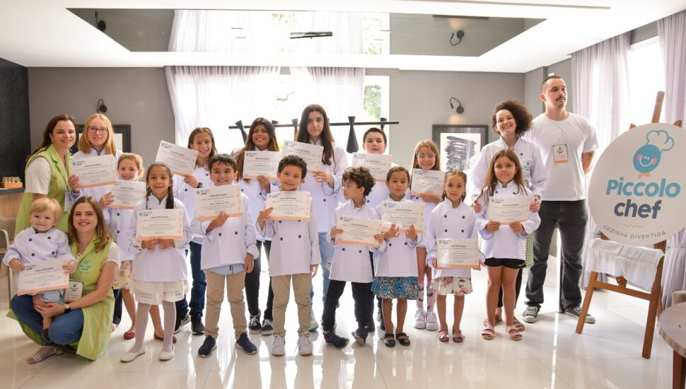 Primeira turma de mini chefes de cozinha se forma em Curitiba