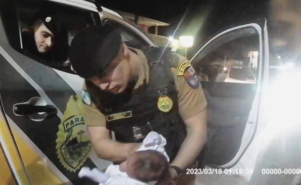Vídeo! Bebê engasgado é salvo por PMs na grande Curitiba