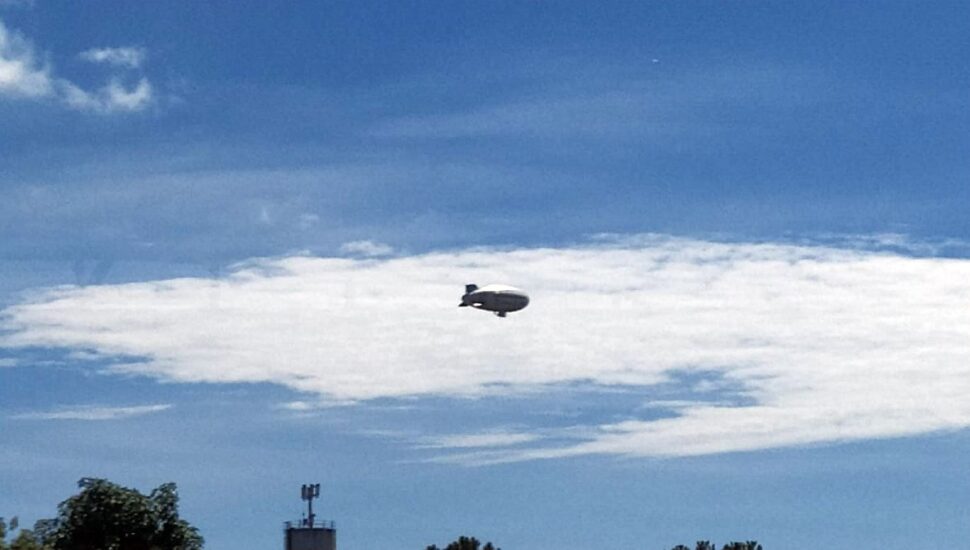 Dirigível de 48 metros sobrevoa Curitiba e surpreende curitibanos