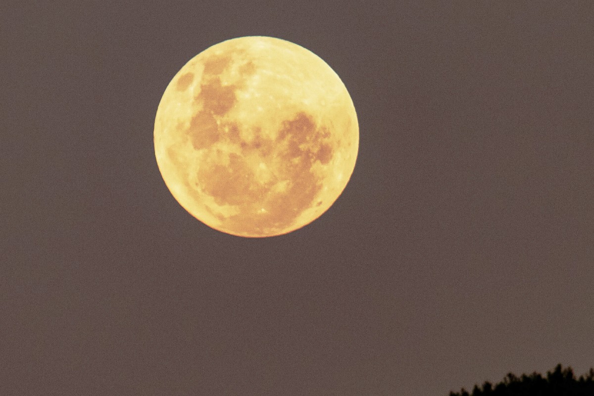 'Lua de Morango' encanta no céu de Curitiba neste domingo