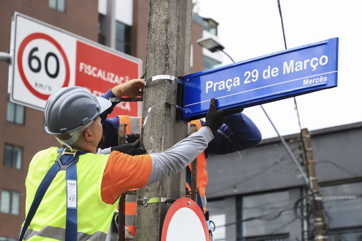 Curitiba troca milhares de placas de ruas após 26 anos