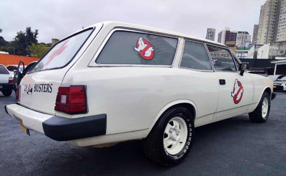 Carro inusitado à venda em Curitiba chama atenção em loja