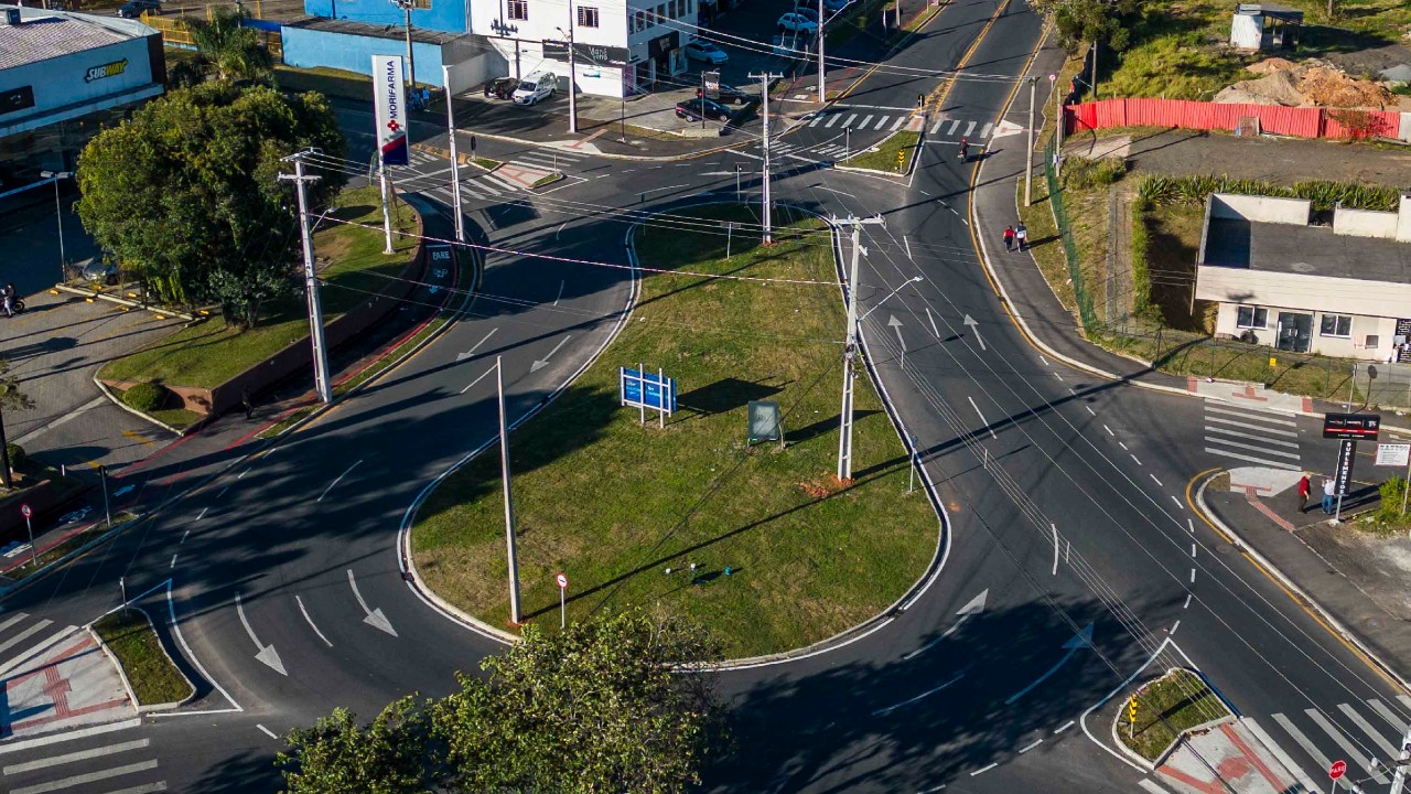 Rotatória oval em eixo viário que liga cinco bairros é inaugurada em ...
