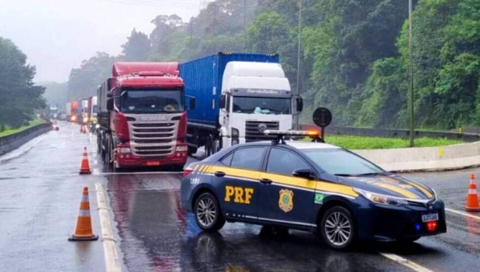 BR-376 é liberada pela PRF 15 horas após bloqueio emergencial