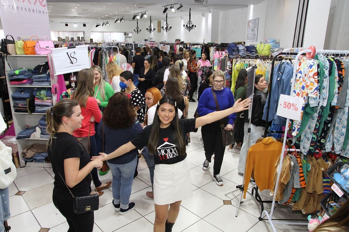 Bazar em Curitiba tem mais de 80 lojas e marcas famosas