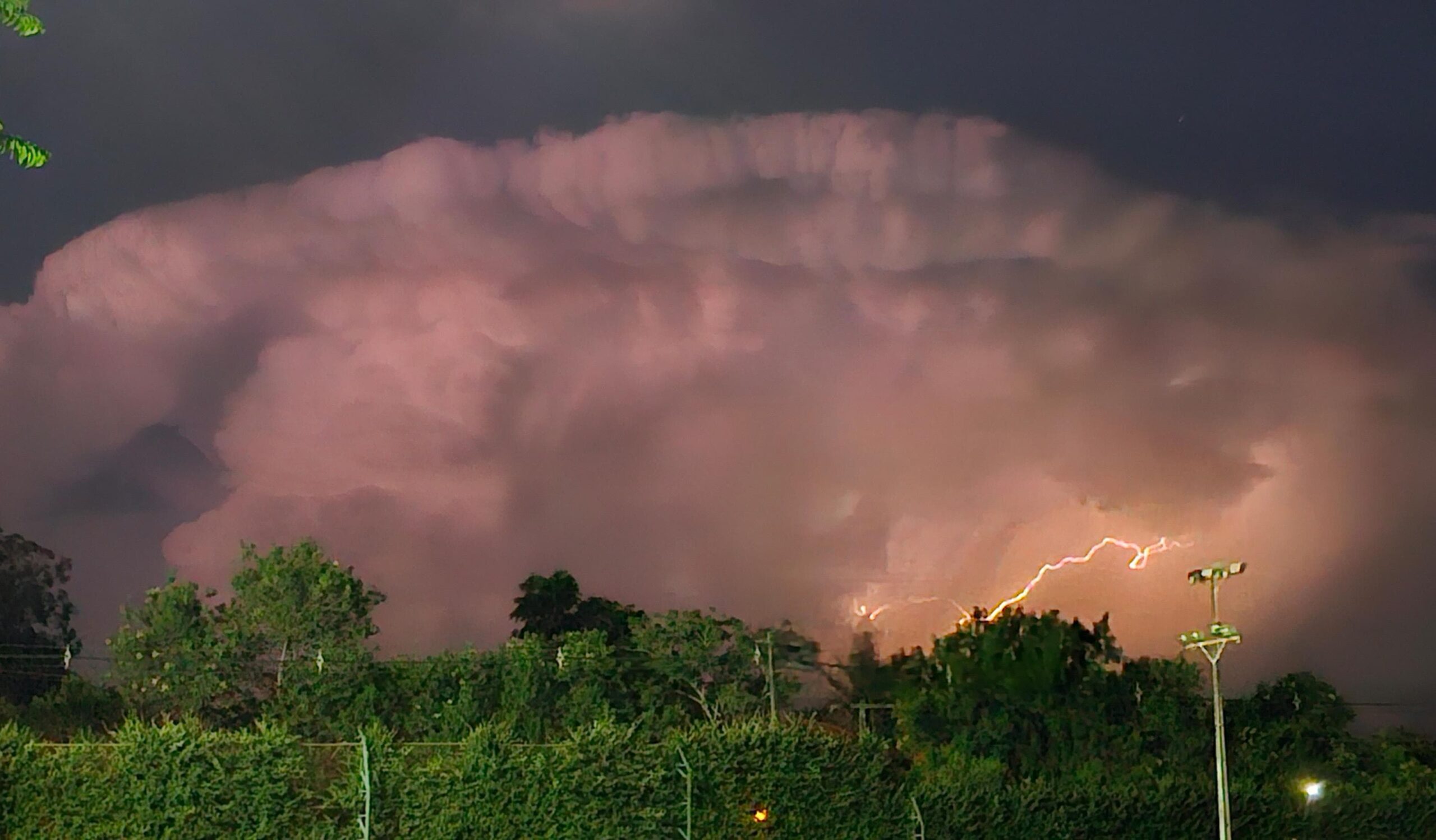 Tempestade severa causa fenômeno raro no céu de cidade do Paraná; assista