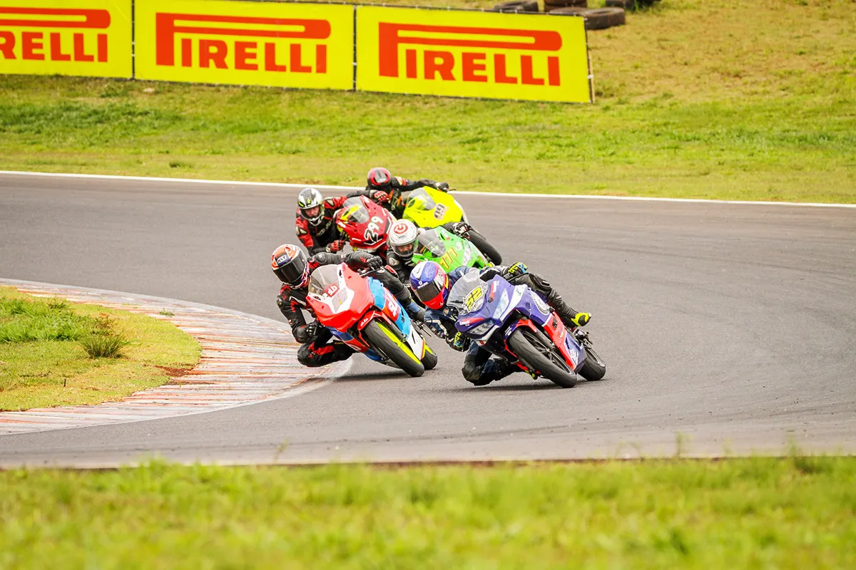 Pirelli traz pneus slick para a categoria GP300 | Tribuna do Paraná