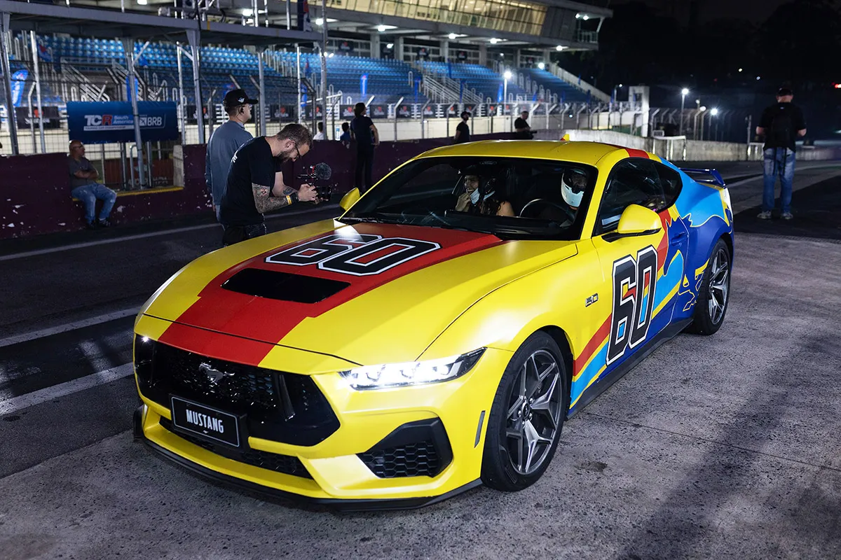 Ford comemora os 60 anos do Mustang com desfile em Interlagos | Tribuna do Paraná