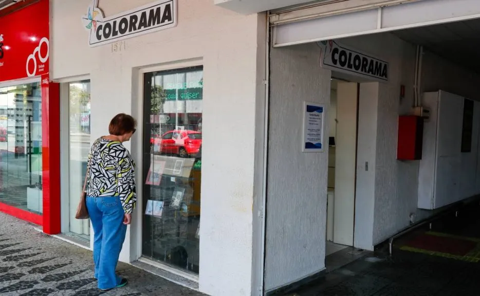 Colorama resiste ao tempo em Curitiba com revelação de fotos