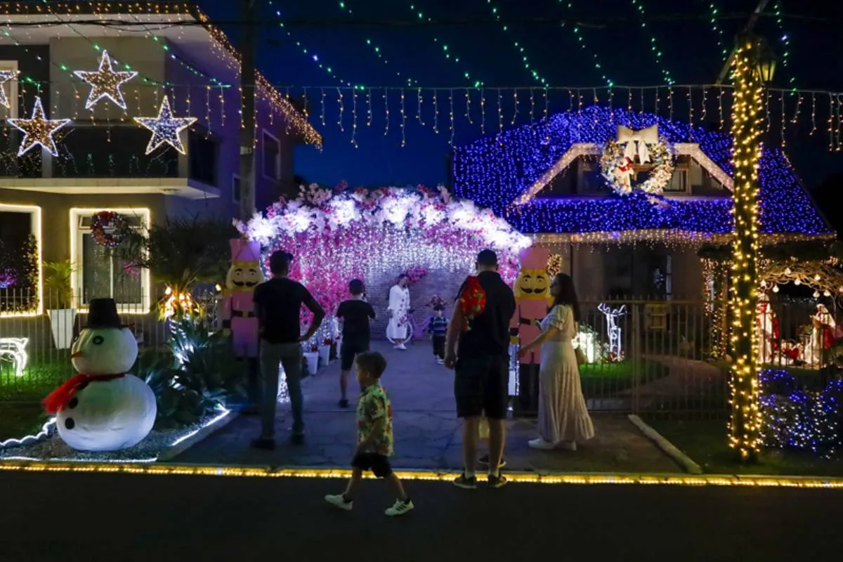 Rua iluminada da família Moletta tem mais de 1 milhão de enfeites