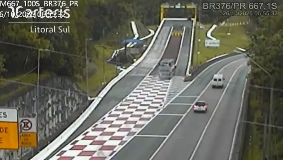 Ônibus recorre a área de escape da BR-376 após pane nos freios