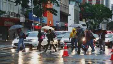 Ciclone e frente fria trazem chuva intensa e alerta de tempestade a ...