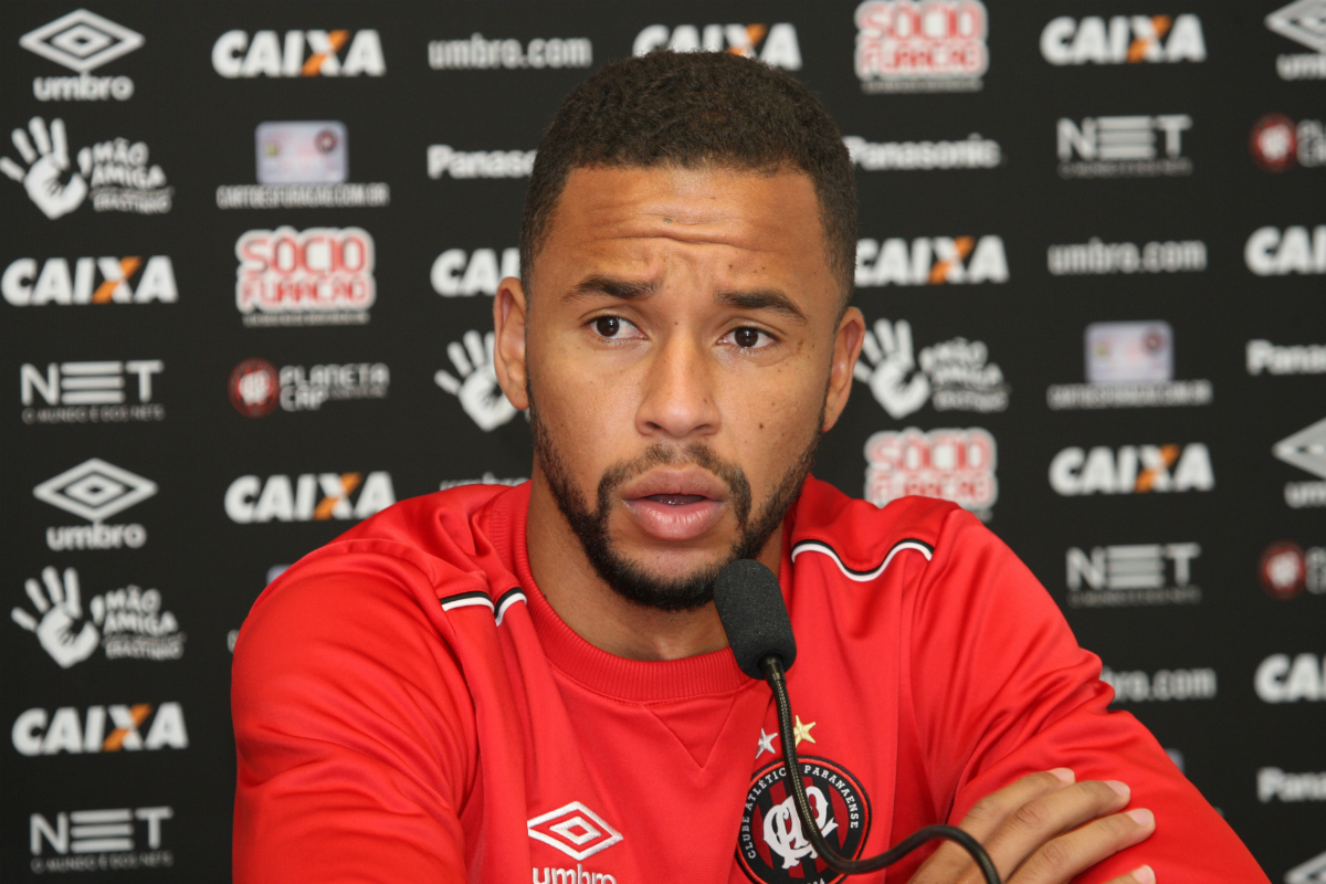 Hernani treina normalmente e pode ficar à disposição contra o Santos ...