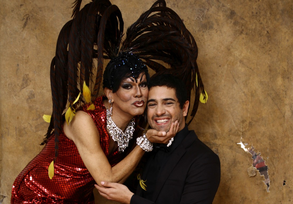 Ator que intrepreta drag queen homenageia ativista no Dia Contra a ...