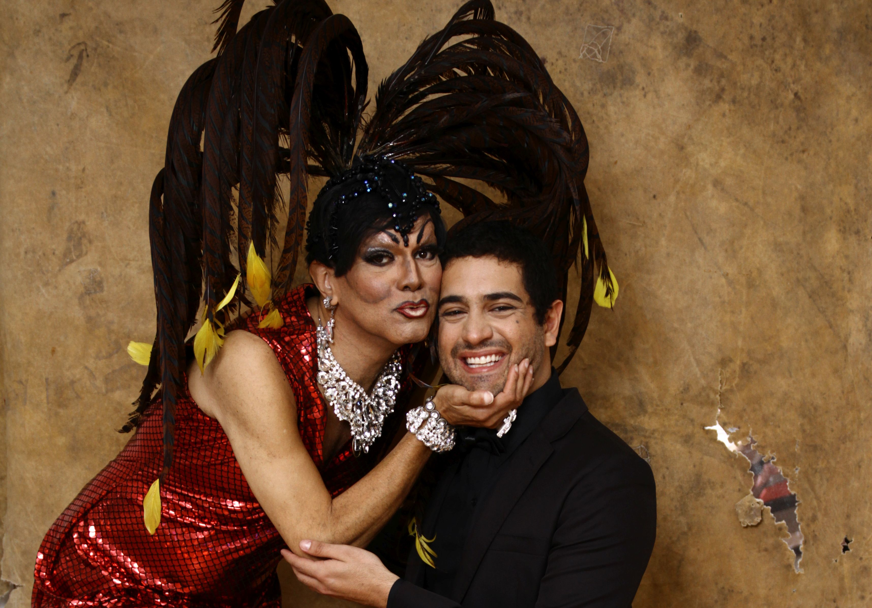 Ator que intrepreta drag queen homenageia ativista no Dia Contra a ...
