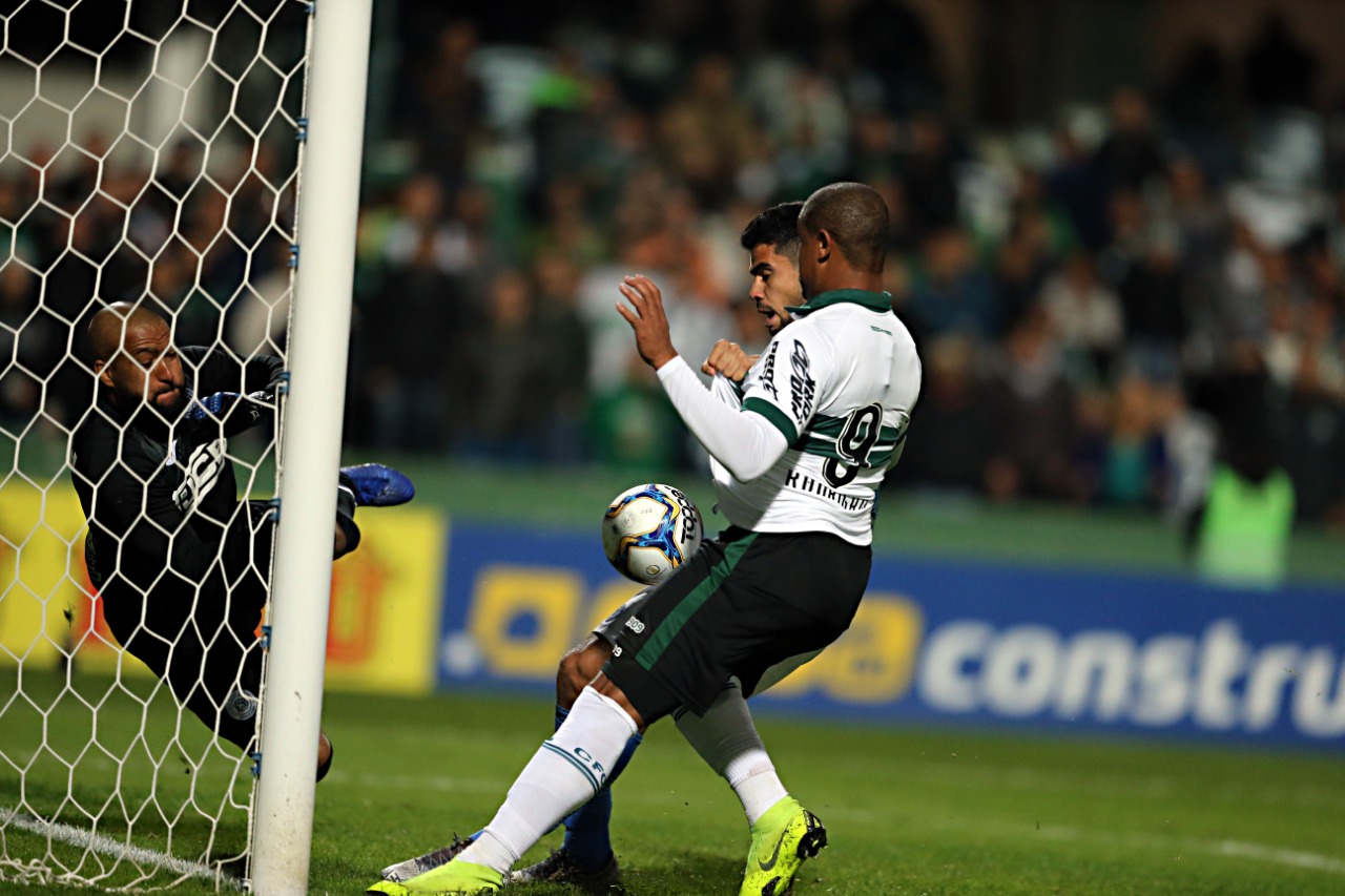 Rodrigão comemora, mas árbitro marca gol contra do São Bento | Futebol ...