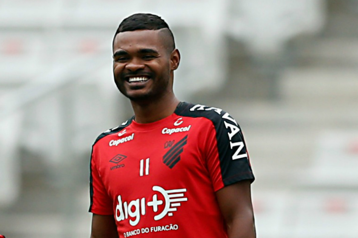 Nikão vai ajudar torcedor do Athletico que perdeu a mão