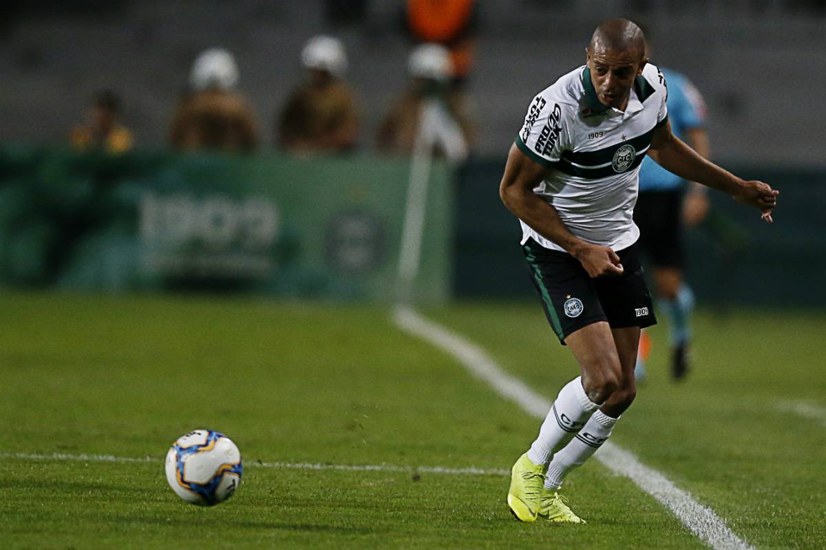 William Matheus supera críticas e se firma no time do Coritiba