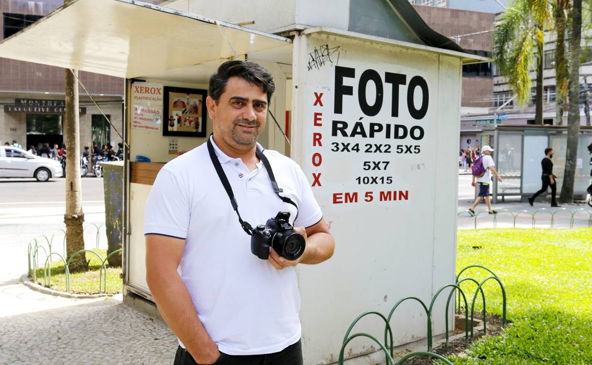 Lambe-lambe em Curitiba funciona há 44 anos: não é do passado