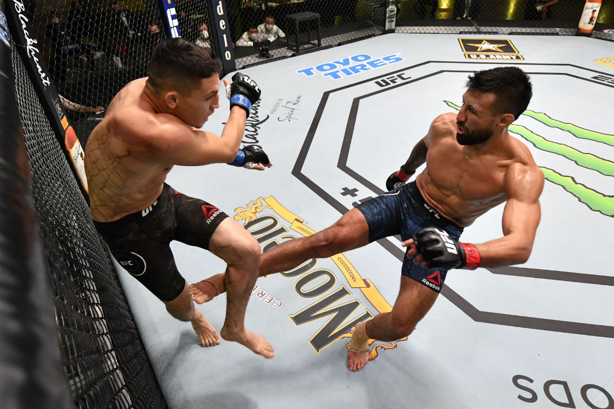 Que imagem! Chris Gutierrez castiga perna de rival pelo UFC Vegas