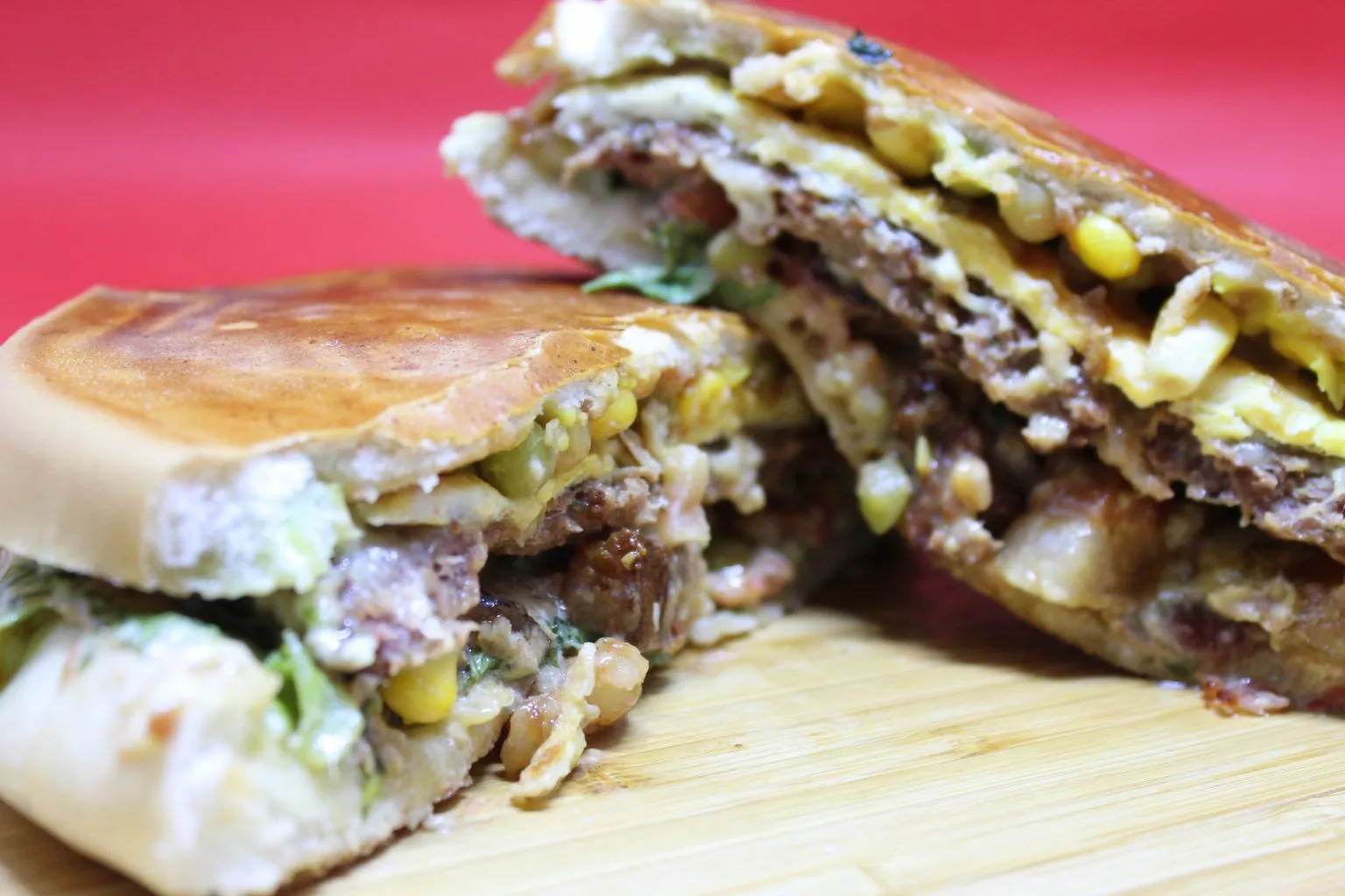 Lanche típico gaúcho com mais de 10 ingredientes ganha história em Curitiba