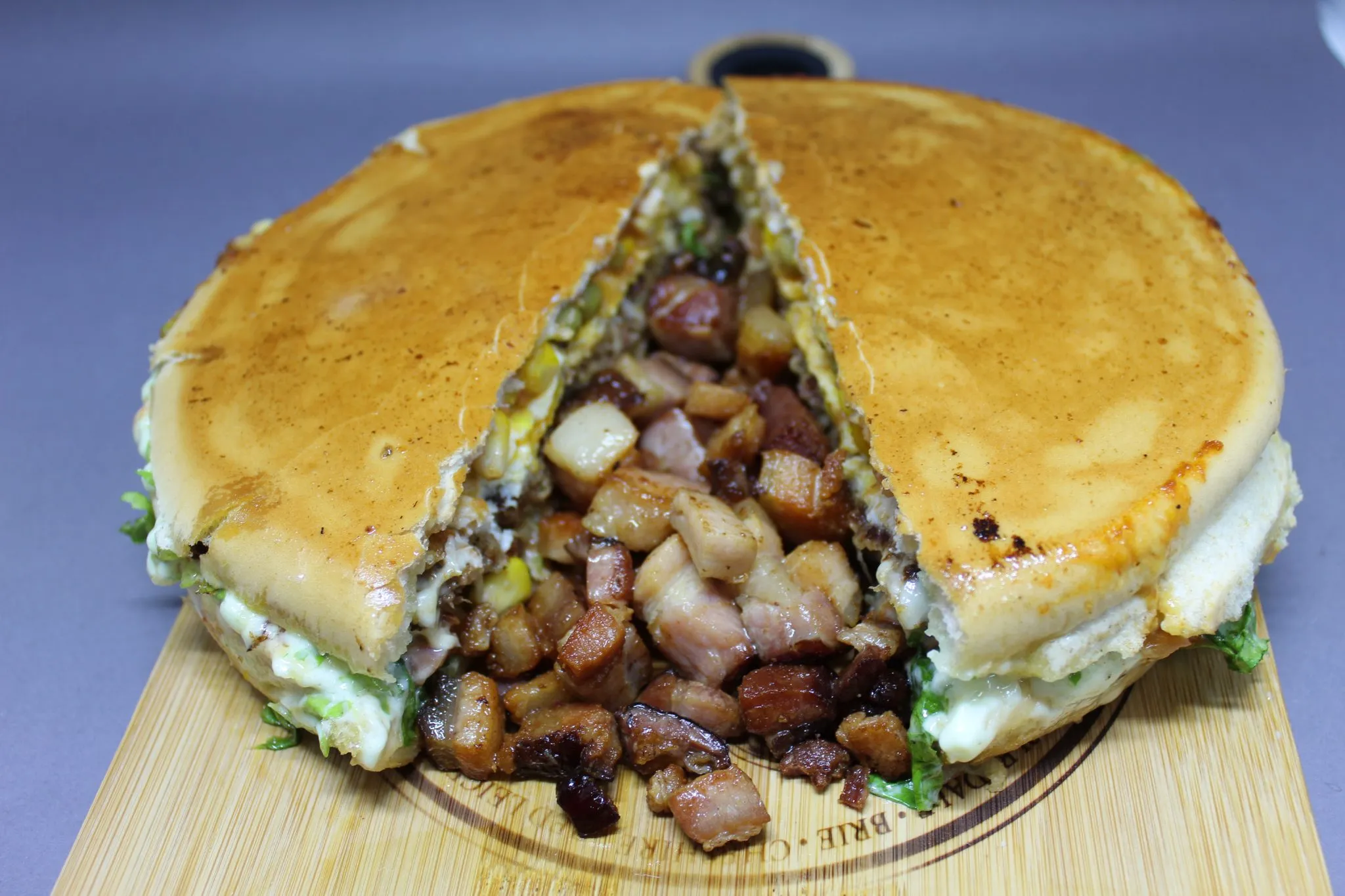 Lanche típico gaúcho com mais de 10 ingredientes ganha história em Curitiba