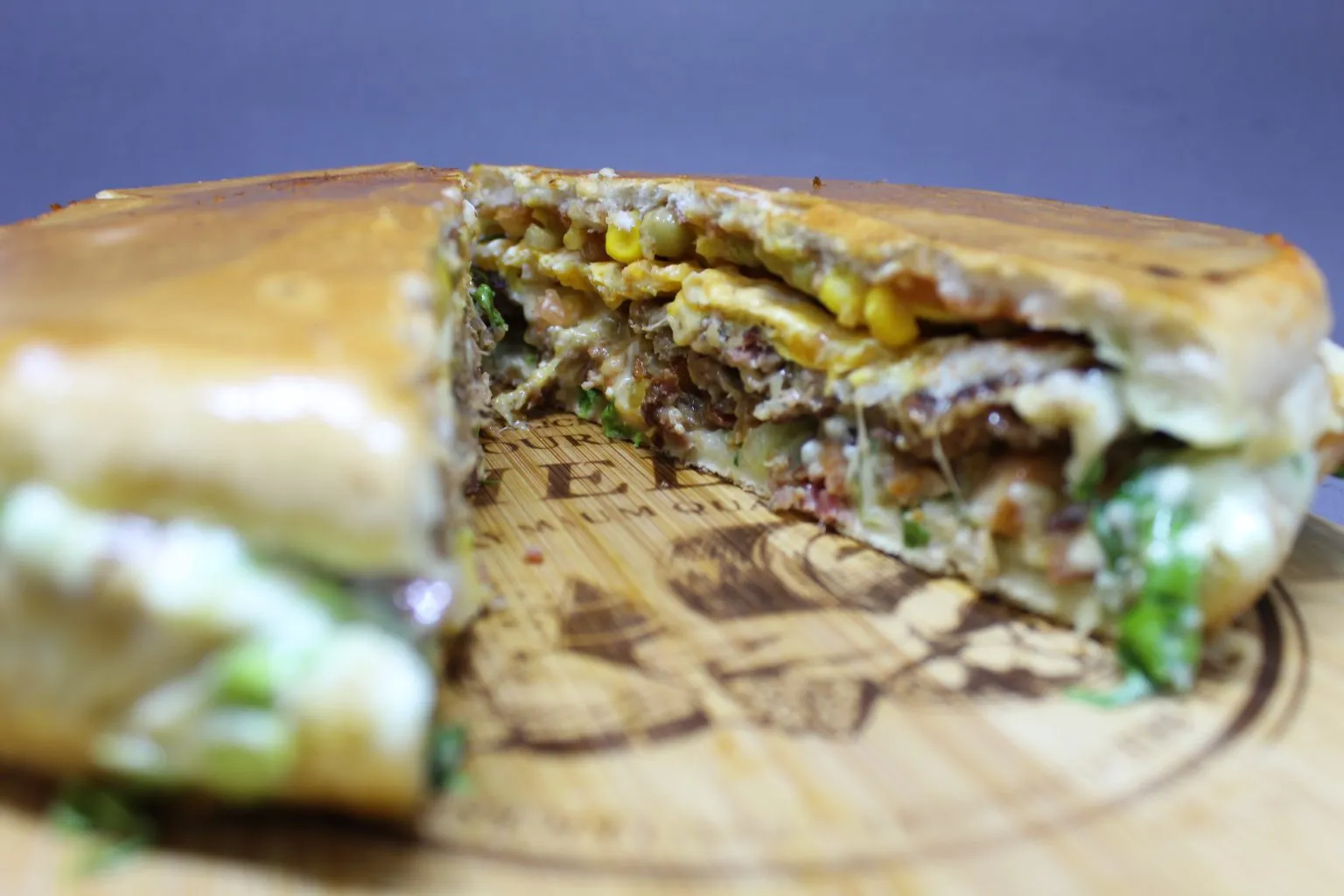 Lanche típico gaúcho com mais de 10 ingredientes ganha história em Curitiba