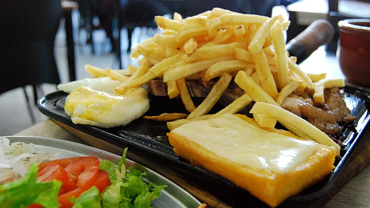 Chuleta na chapa com polenta: restaurante com porções generosas em Curitiba